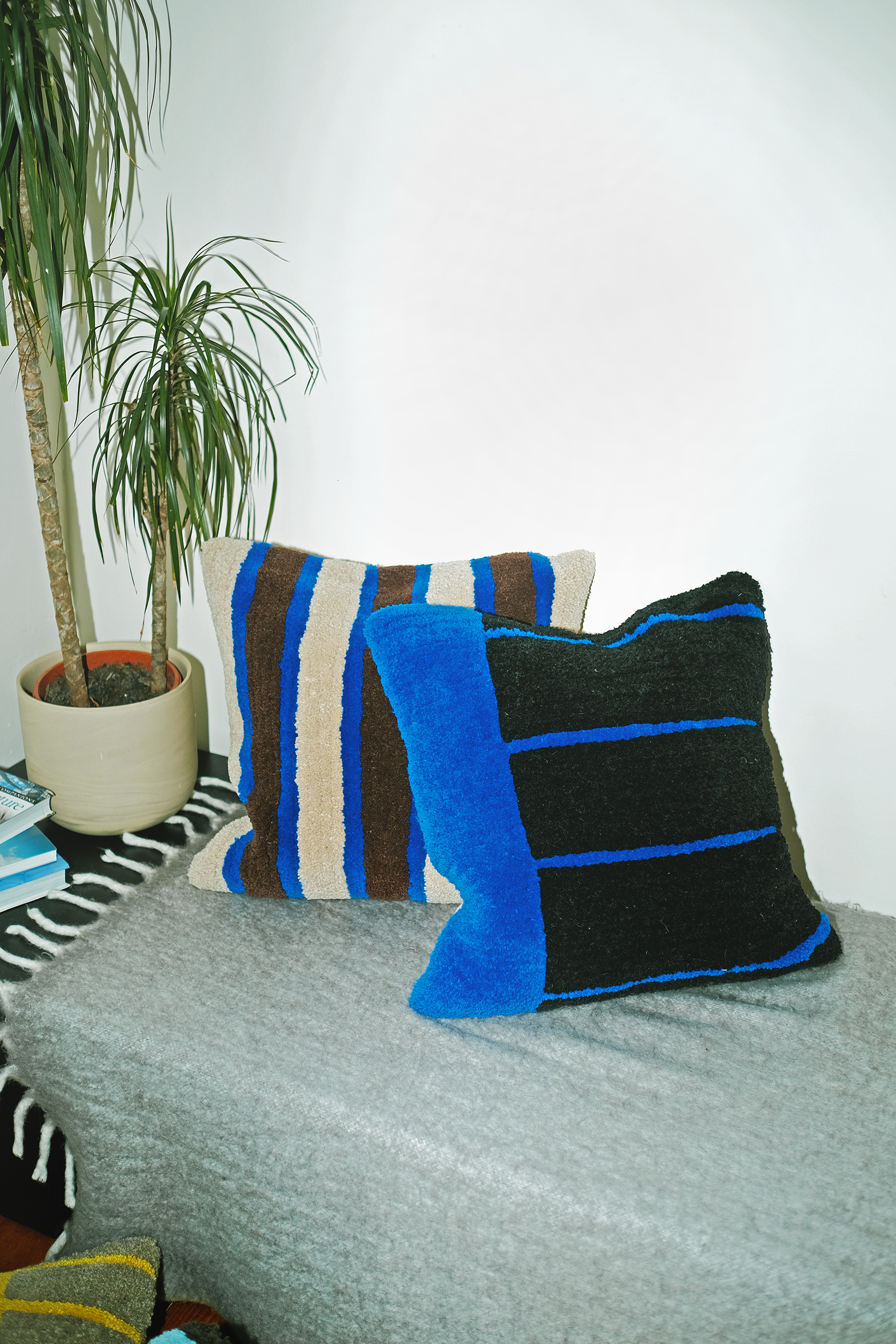 CUSHION DROP : 001 — PIECES.OTD